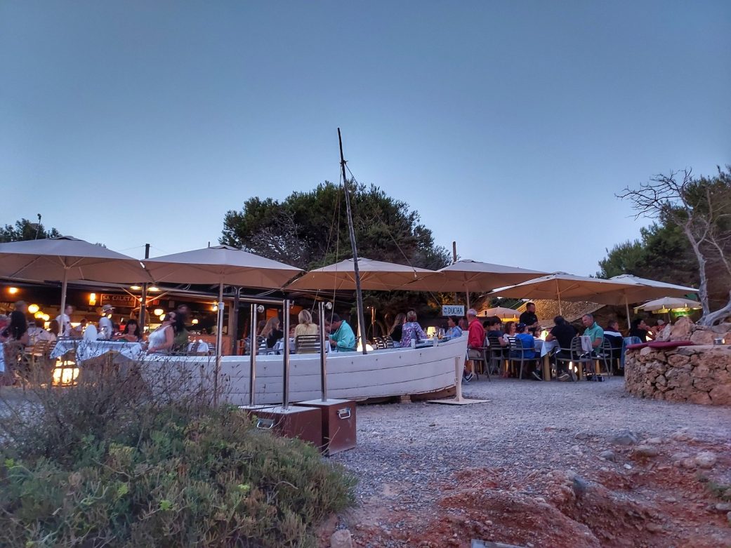 Sa Caleta, un restaurante con vistas solo para tus ojos ...